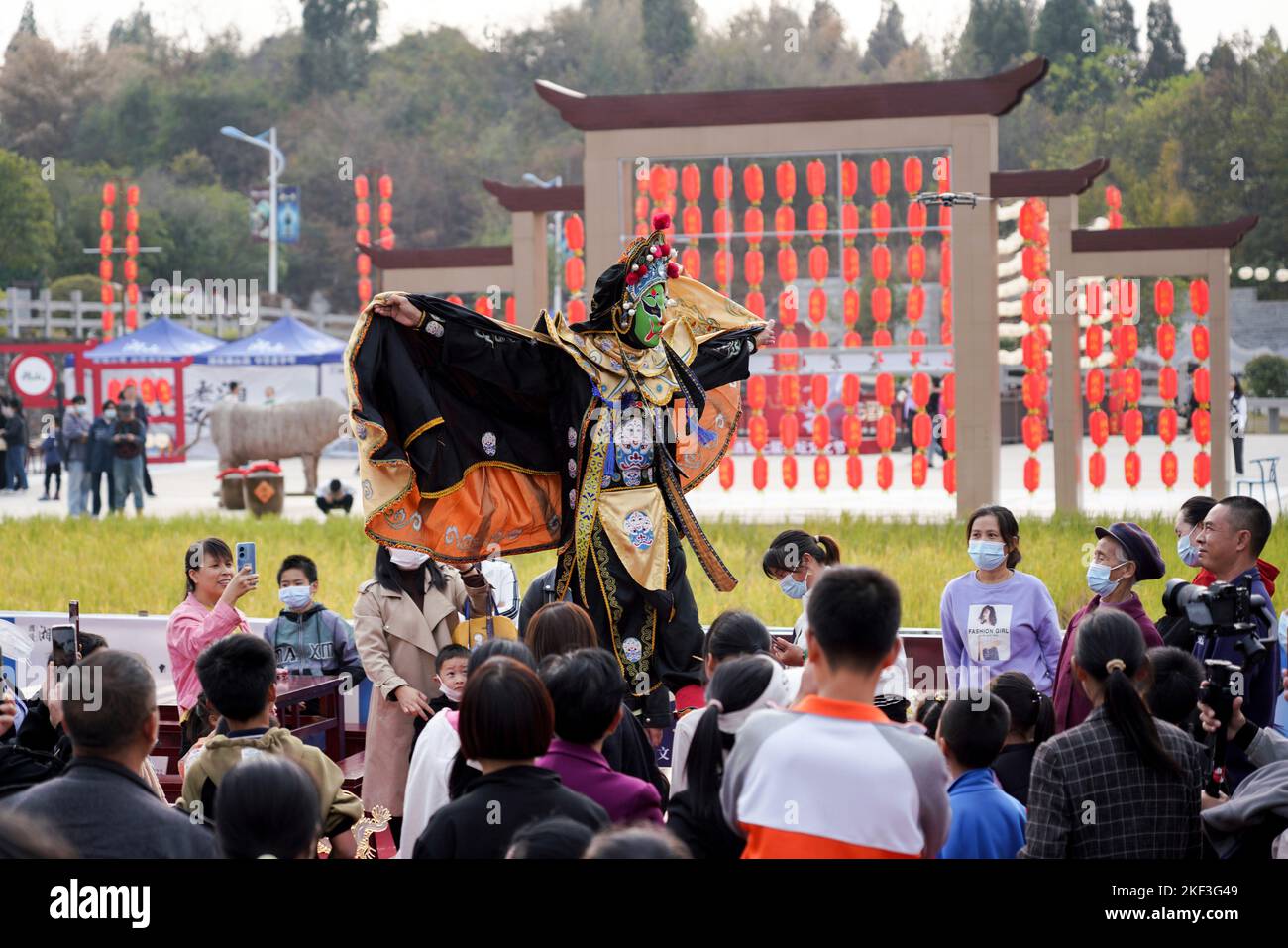 A folk artist performed the unique skill of "Bian lian" at close range ...