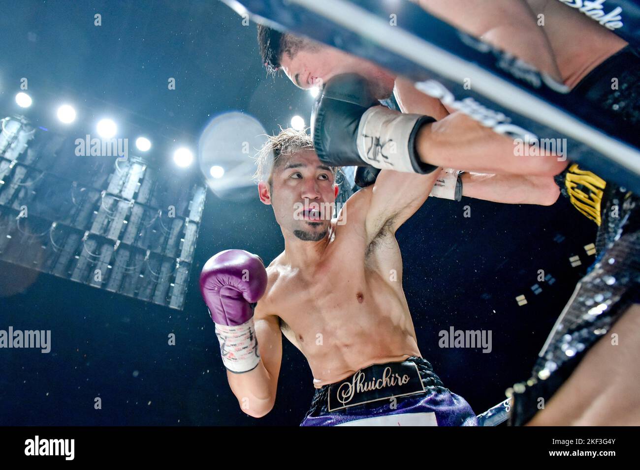 Champion Shuichiro Yoshino (purple gloves) and challenger Masayoshi Nakatani (black gloves ...