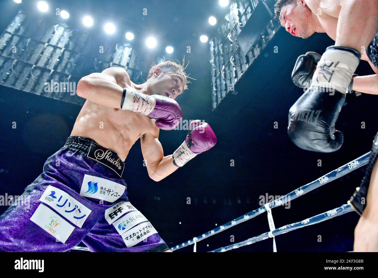 Champion Shuichiro Yoshino (purple gloves) and challenger Masayoshi Nakatani (black gloves ...