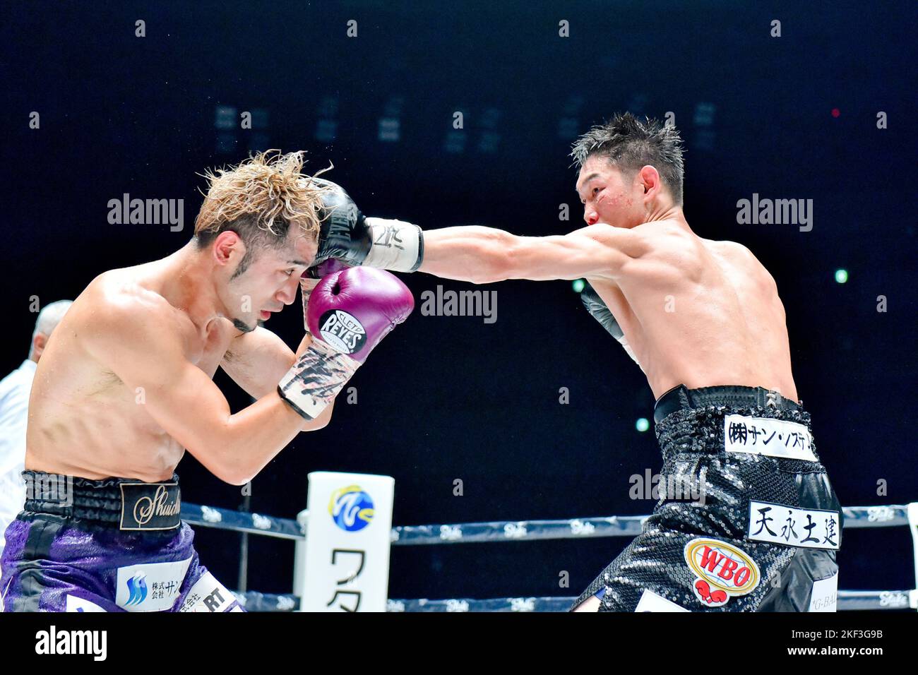 Champion Shuichiro Yoshino (purple gloves) and challenger Masayoshi Nakatani (black gloves ...