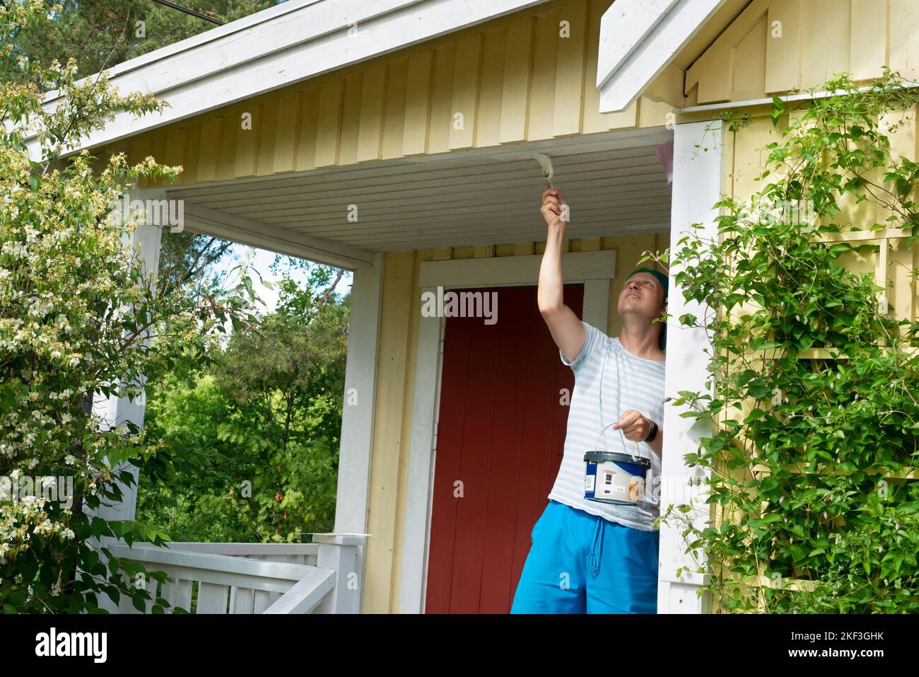 Man painting house hi-res stock photography and images - Alamy