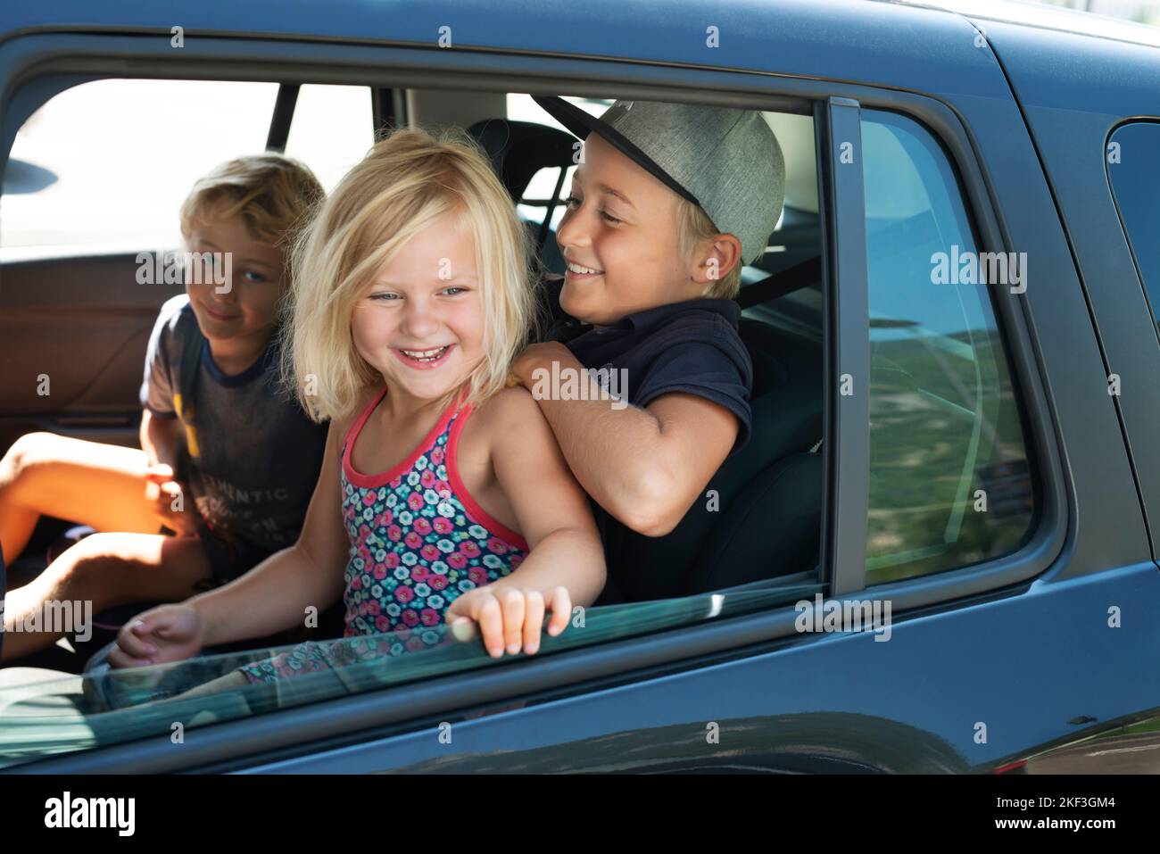 5 children in car hi-res stock photography and images - Alamy