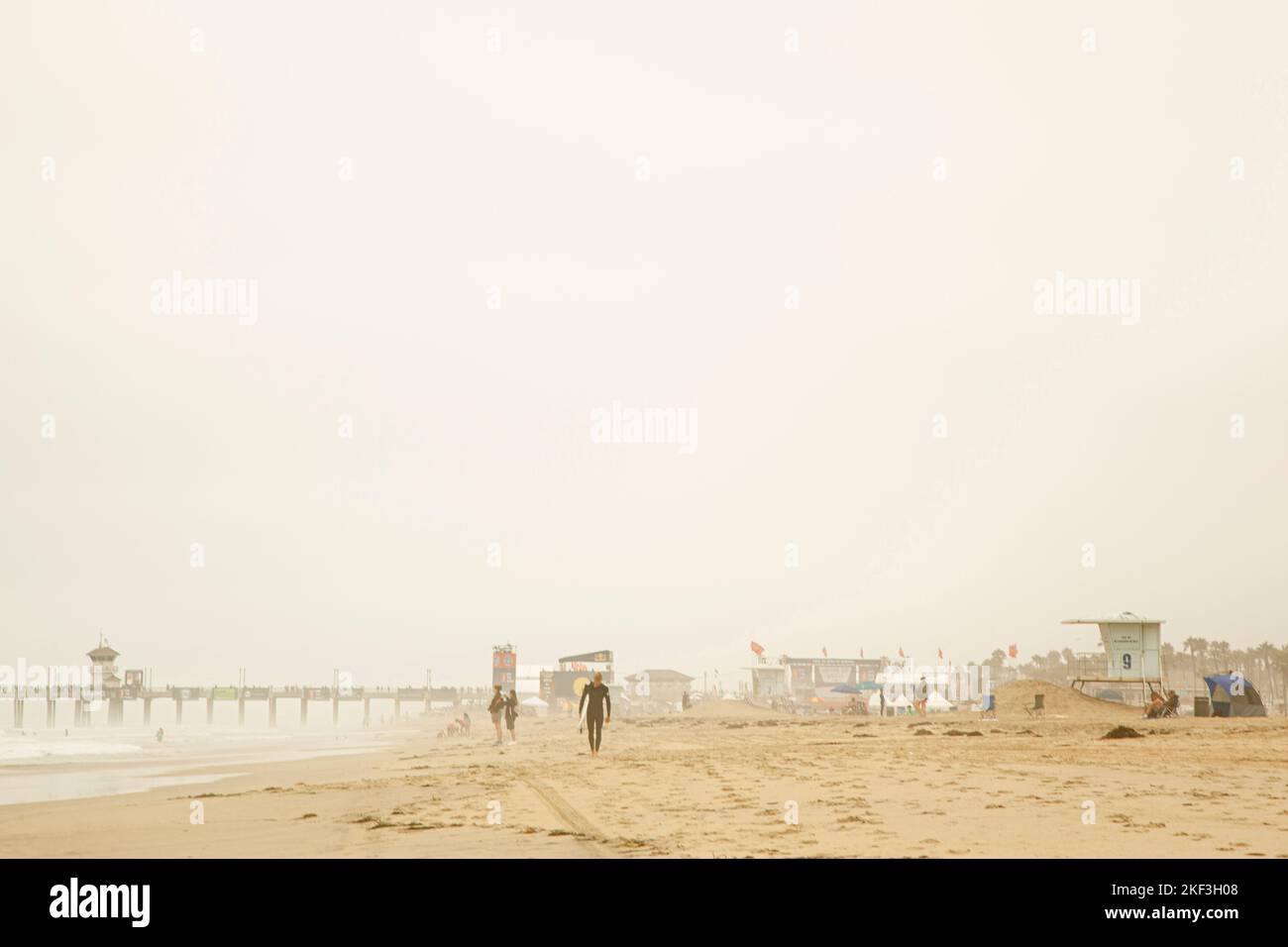 Huntington beach people hi-res stock photography and images - Alamy