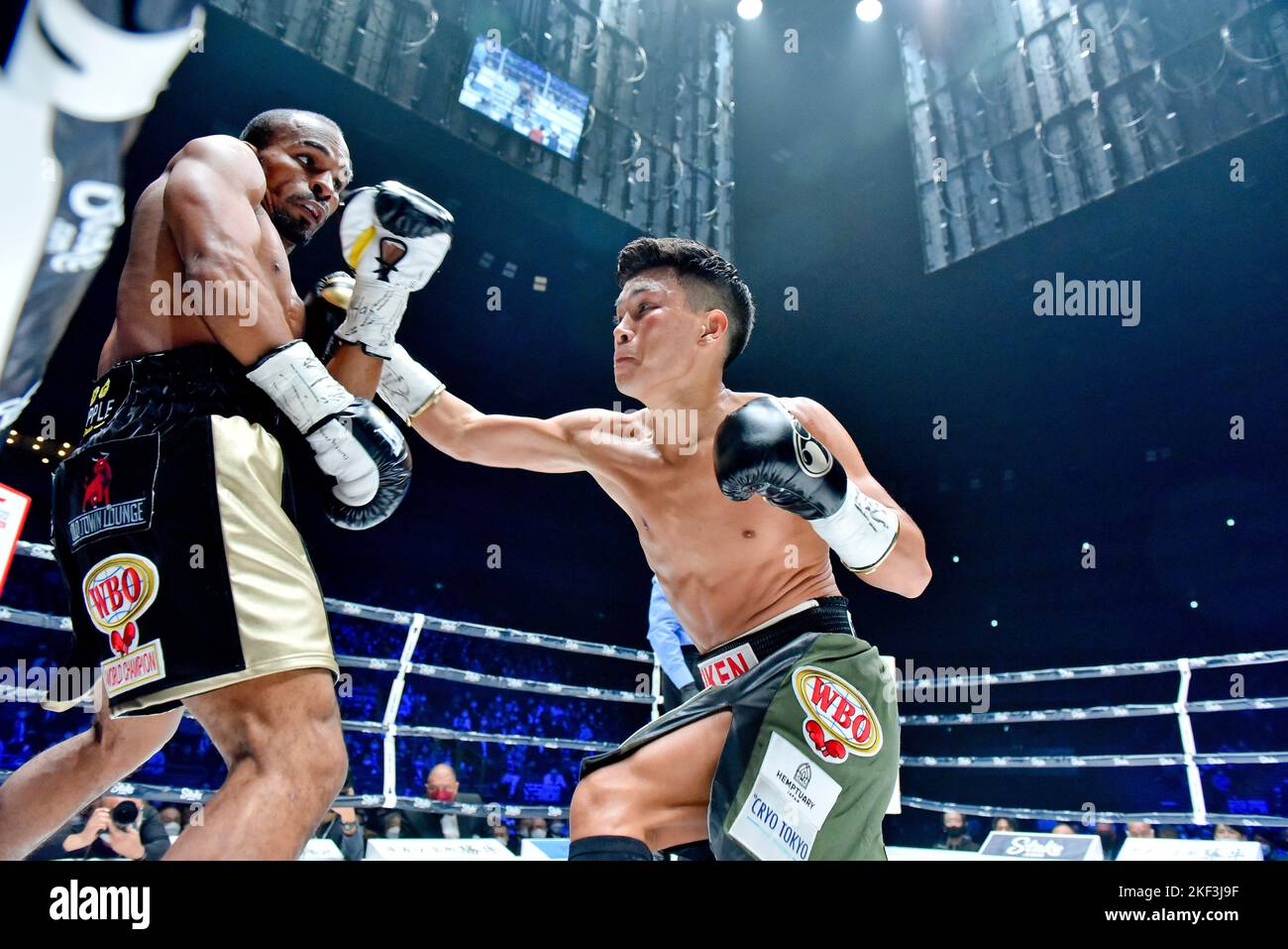 Challenger Shokichi Iwata (R) of Japan and champion Jonathan Gonzalez ...