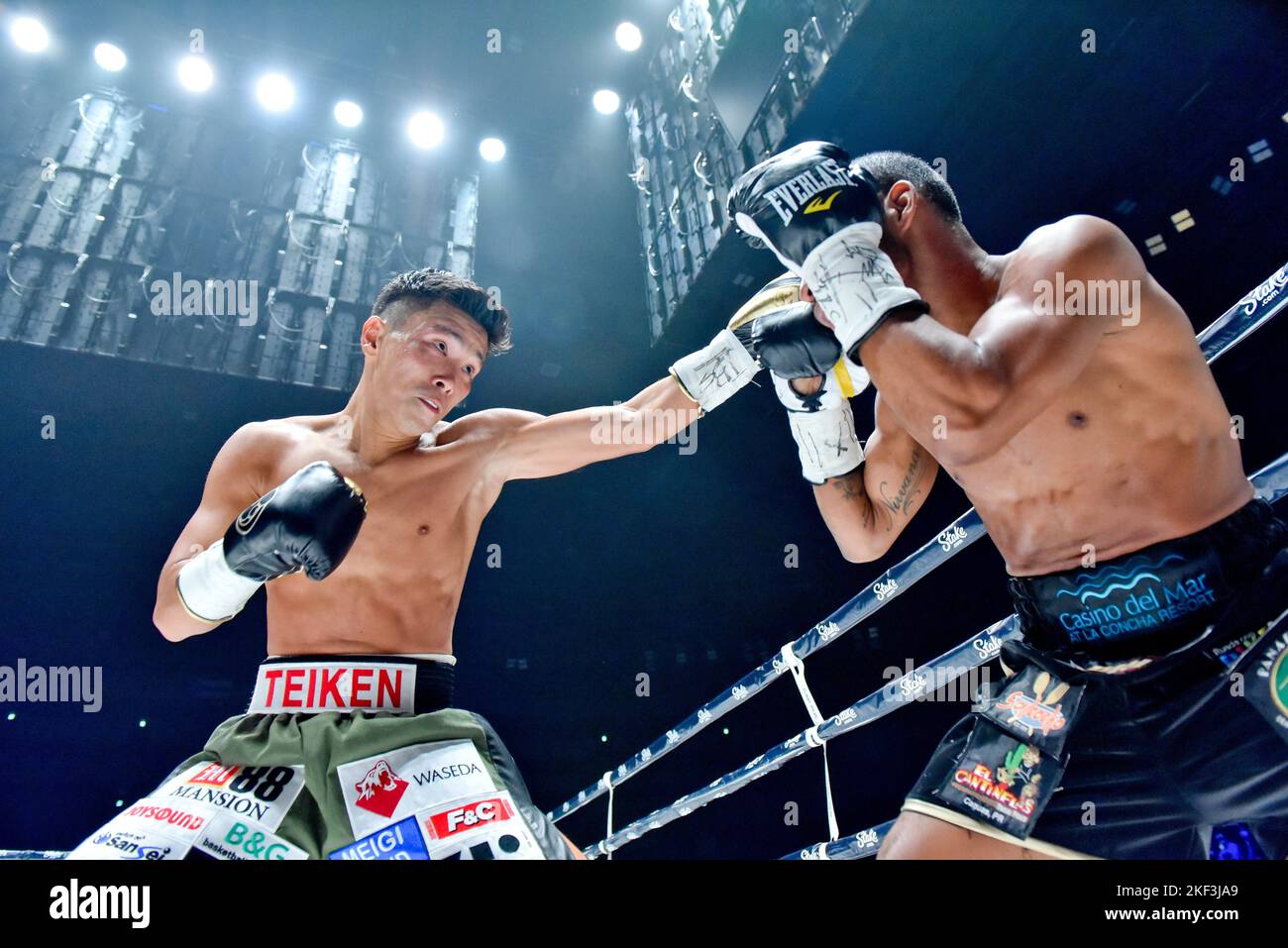 Challenger Shokichi Iwata (L) of Japan and champion Jonathan Gonzalez ...