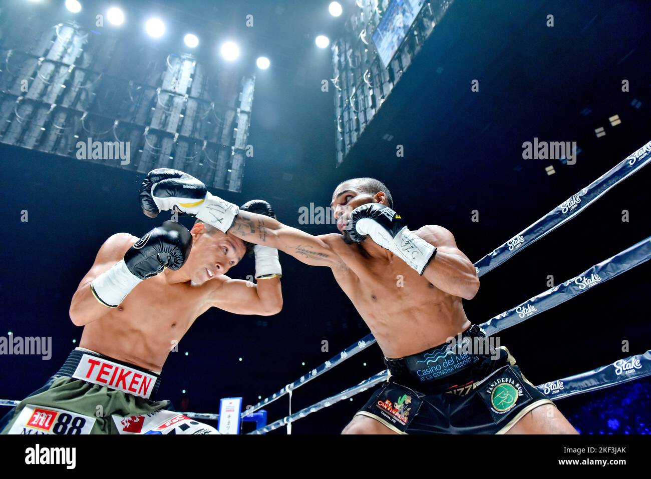 Challenger Shokichi Iwata (L) of Japan and champion Jonathan Gonzalez ...