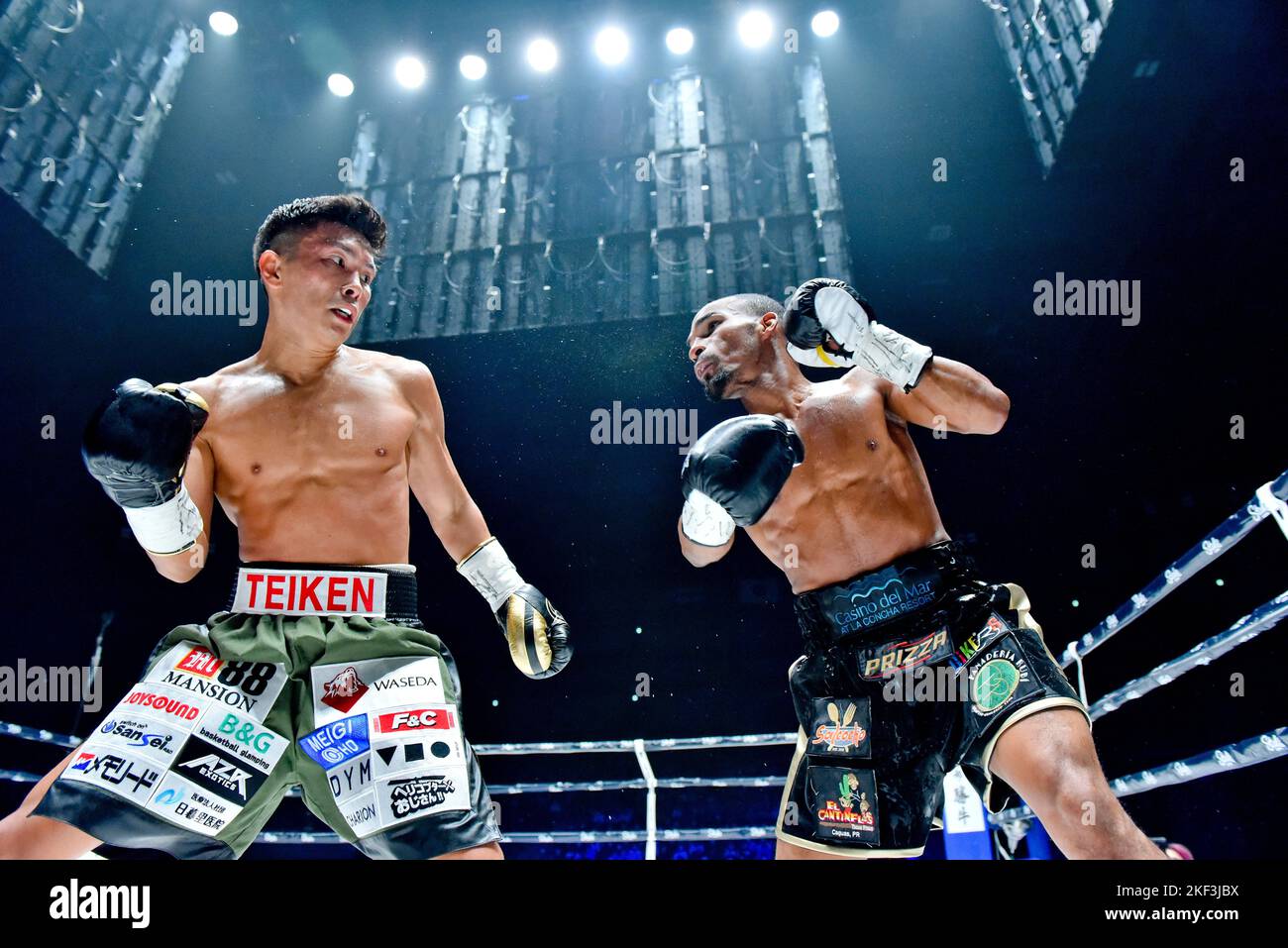 Challenger Shokichi Iwata (L) of Japan and champion Jonathan Gonzalez ...