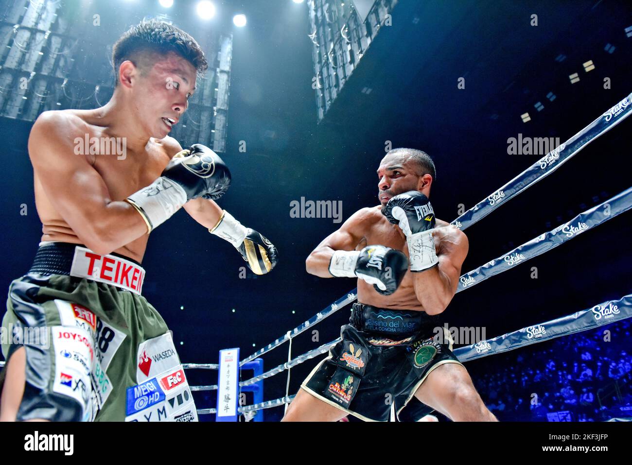 Challenger Shokichi Iwata (L) of Japan and champion Jonathan Gonzalez ...