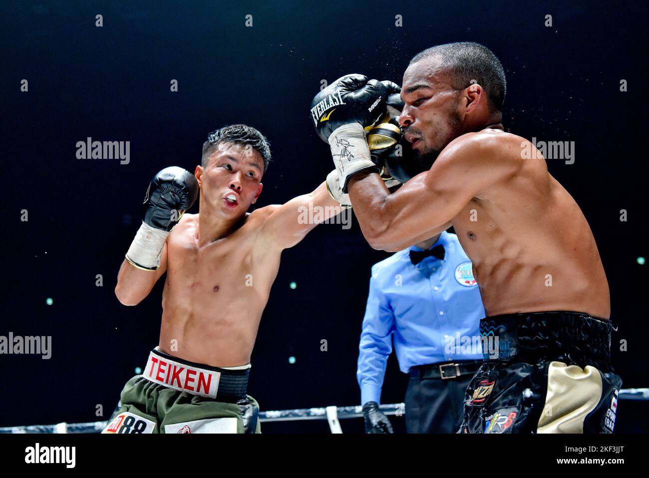 Challenger Shokichi Iwata (L) of Japan and champion Jonathan Gonzalez ...