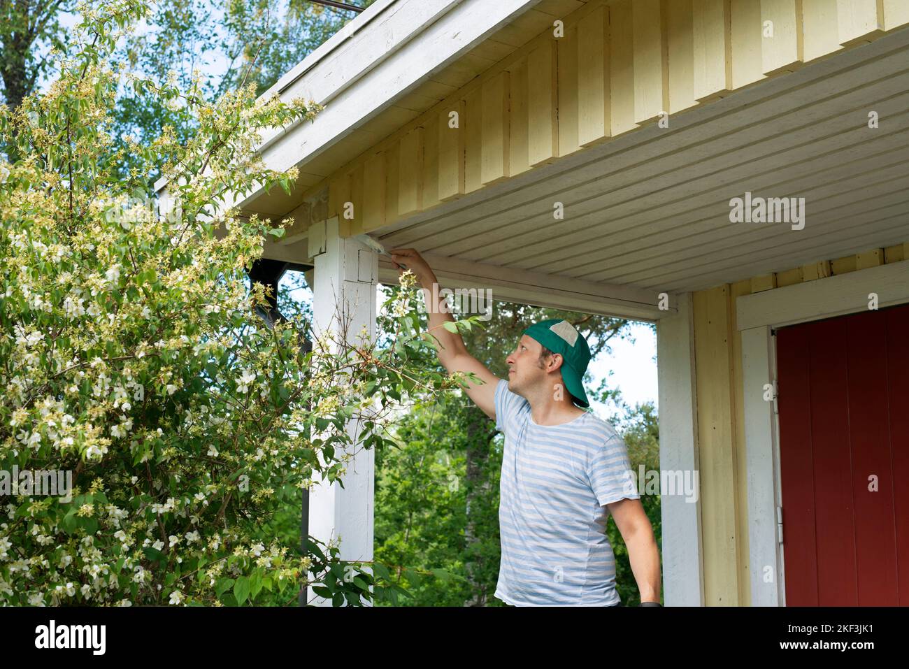 Man painting house hi-res stock photography and images - Alamy