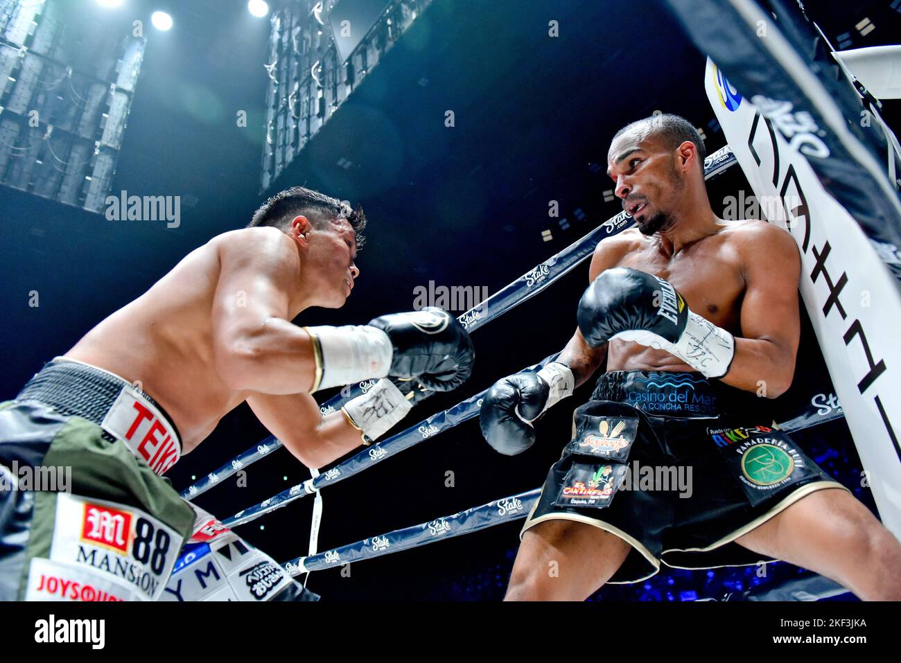Challenger Shokichi Iwata (L) of Japan and champion Jonathan Gonzalez ...