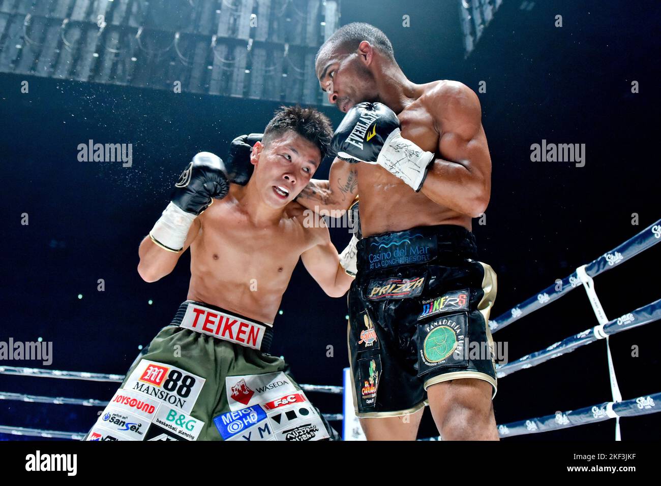 Challenger Shokichi Iwata (L) of Japan and champion Jonathan Gonzalez ...