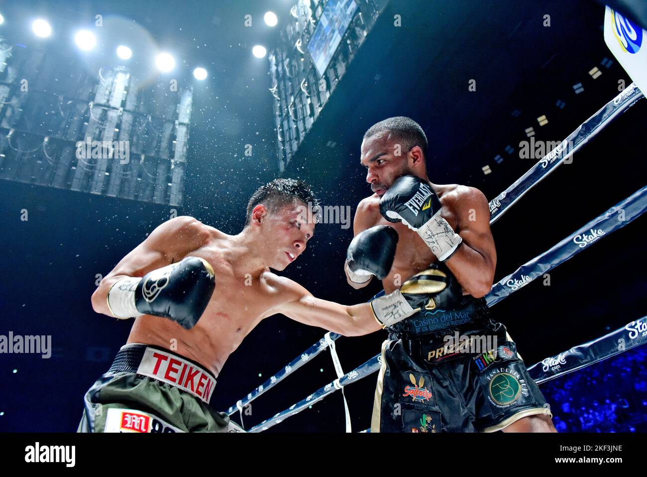 Challenger Shokichi Iwata (L) of Japan and champion Jonathan Gonzalez ...
