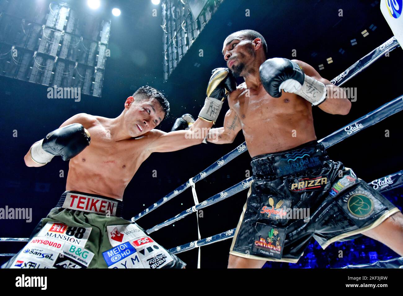 Challenger Shokichi Iwata (L) of Japan and champion Jonathan Gonzalez ...