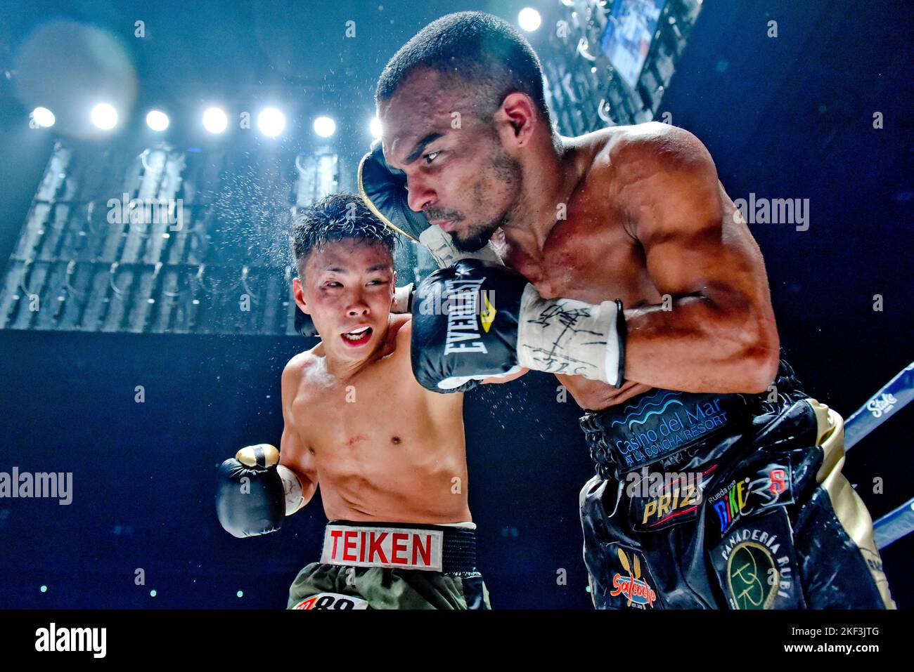 Challenger Shokichi Iwata (L) of Japan and champion Jonathan Gonzalez ...