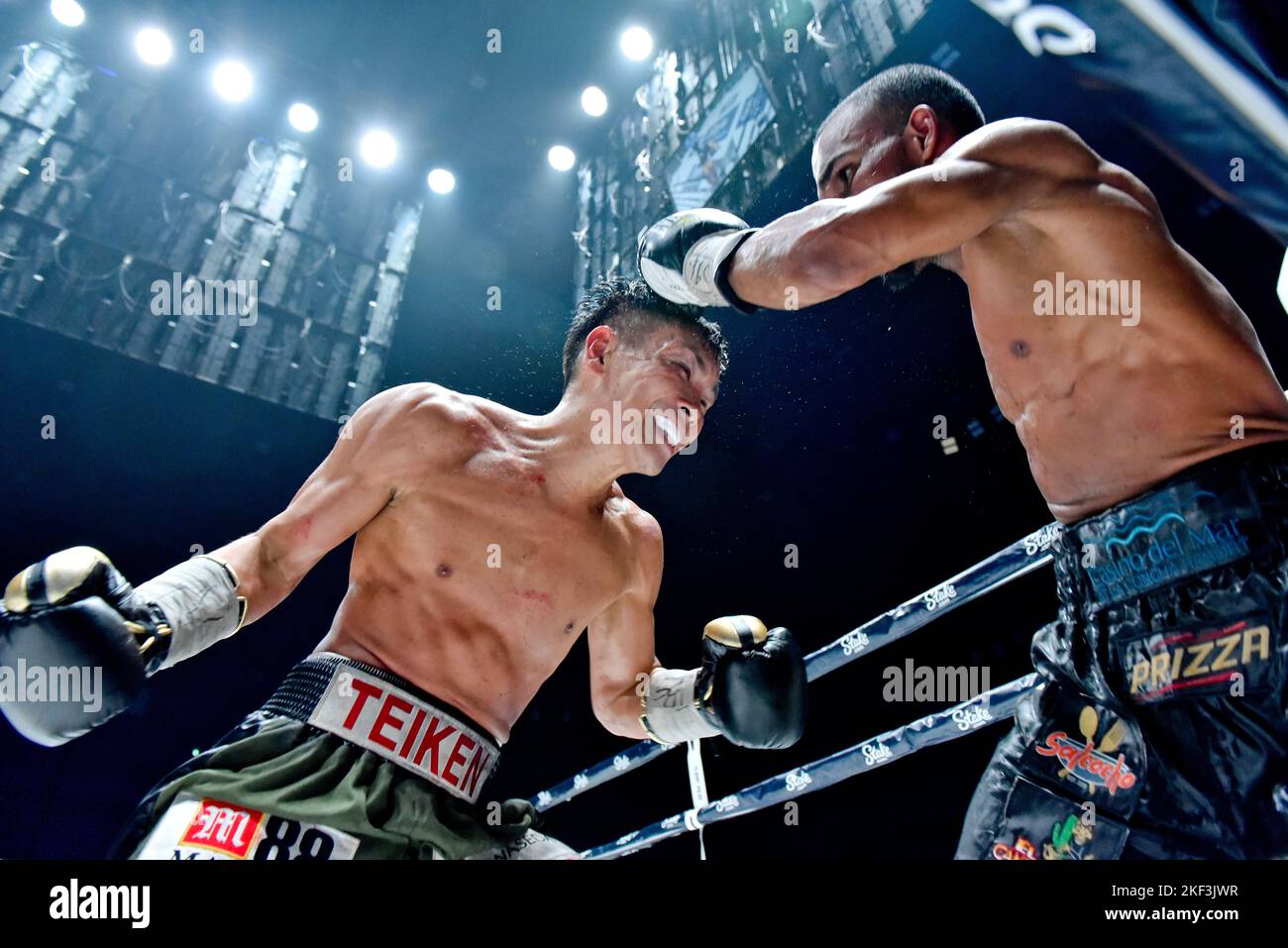 Challenger Shokichi Iwata (L) of Japan and champion Jonathan Gonzalez ...