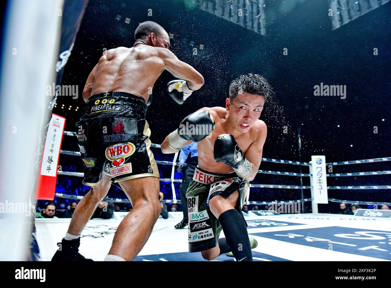 Challenger Shokichi Iwata (R) of Japan and champion Jonathan Gonzalez ...