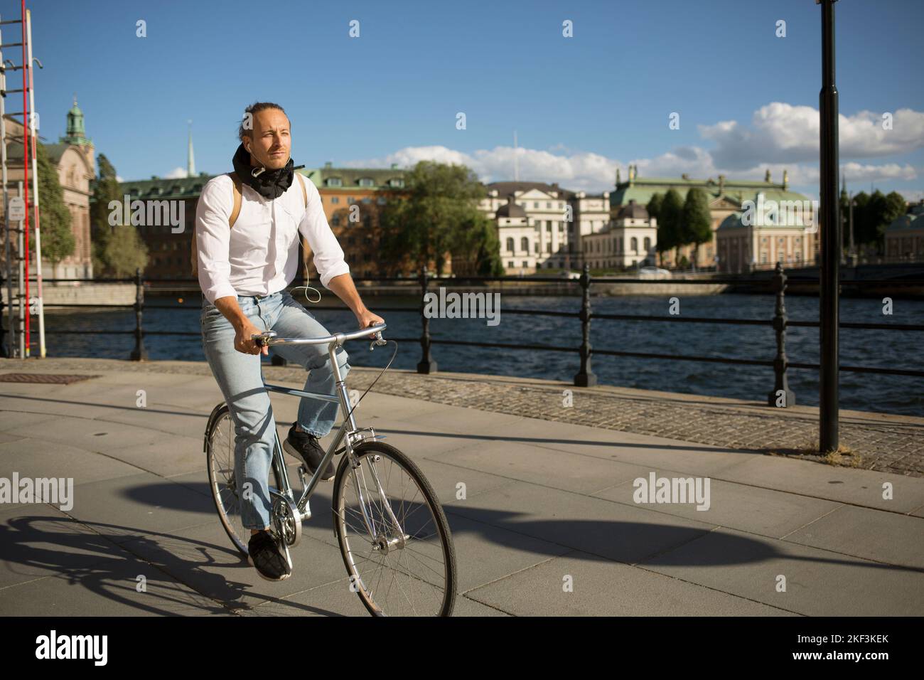 Bicycle at harbour hi-res stock photography and images - Alamy
