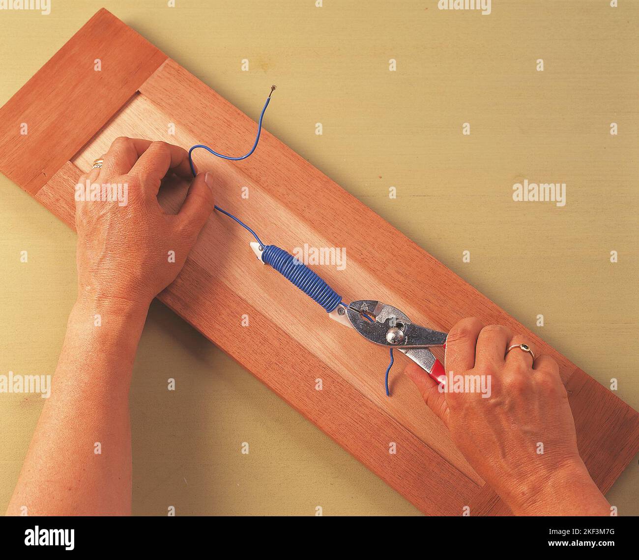 Wire tightening hi-res stock photography and images - Alamy