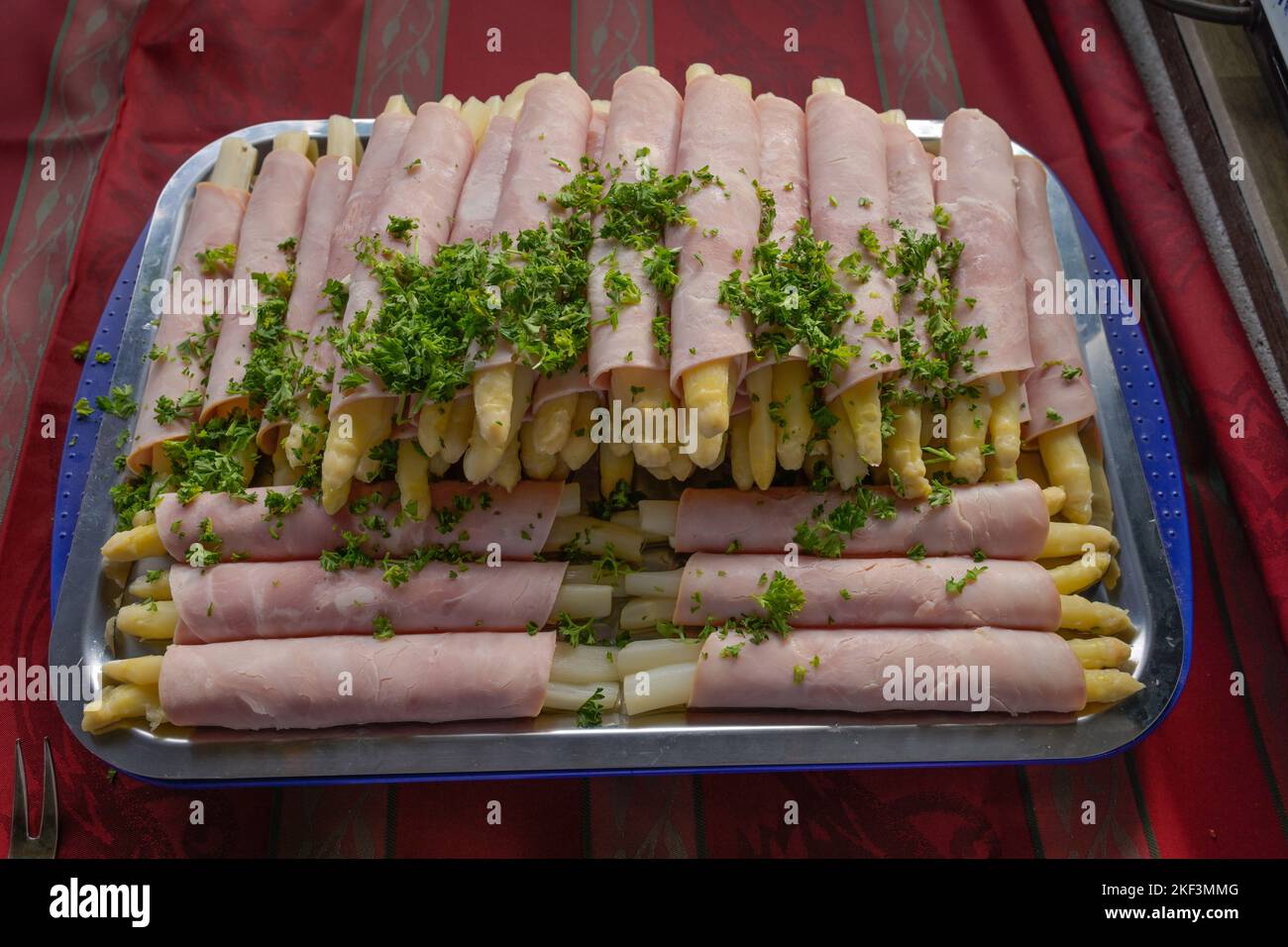 Spargel in Kochschinken, Partybuffet Stock Photo - Alamy