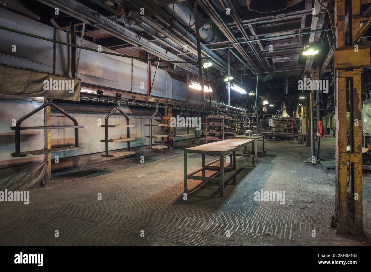 Overhead conveyor automobile hi-res stock photography and images - Alamy