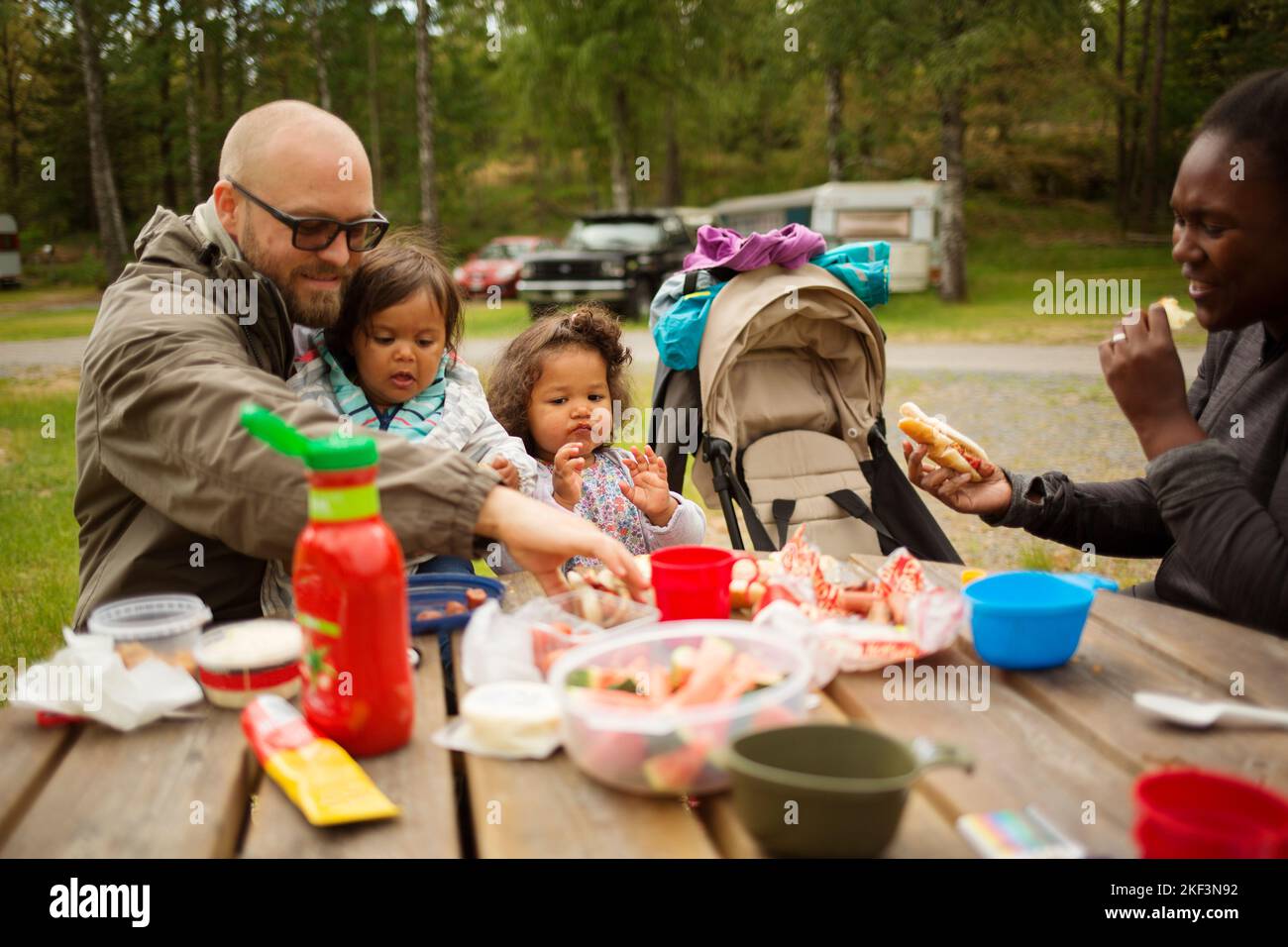Family at picnic table hi-res stock photography and images - Alamy