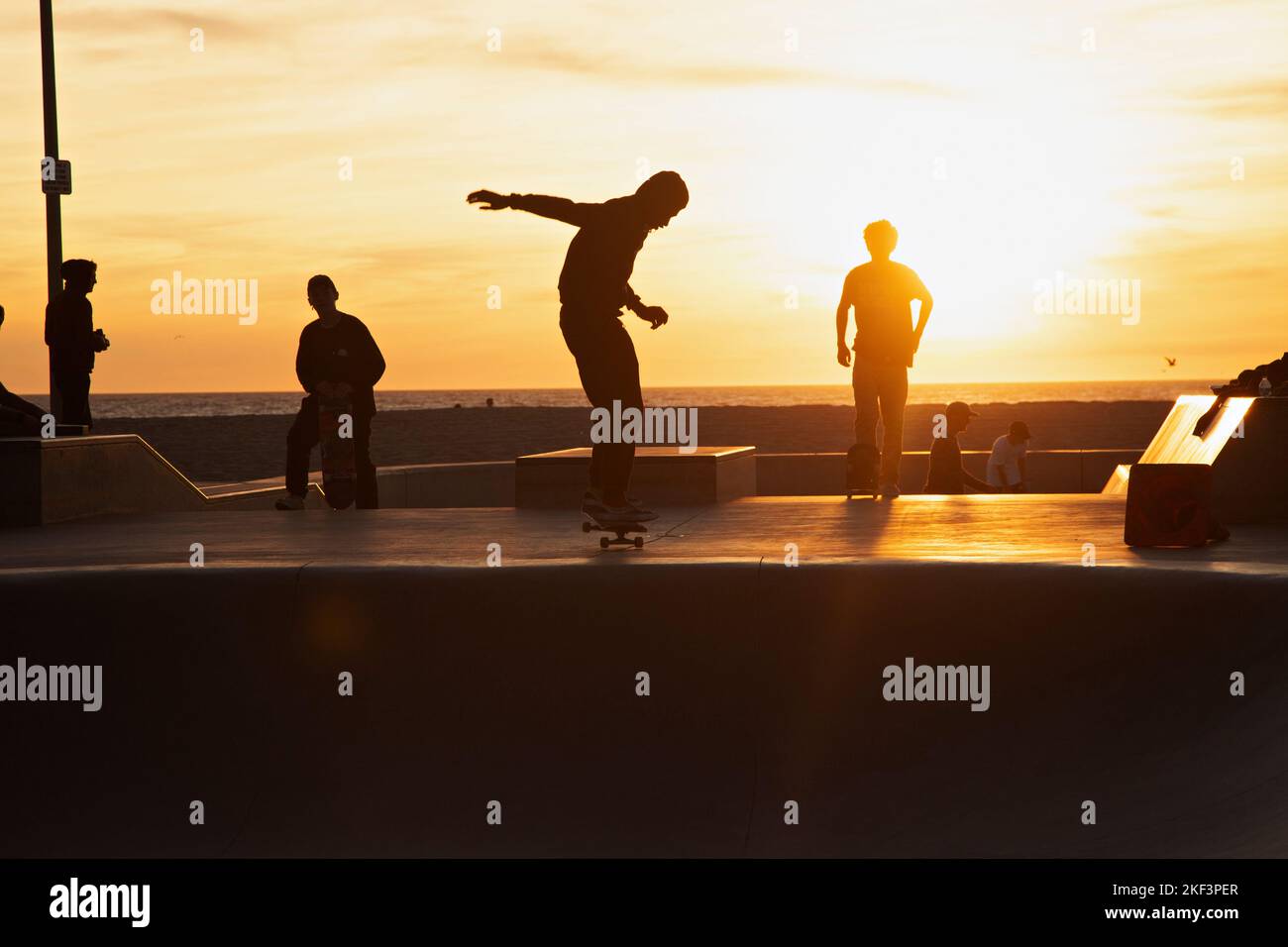 Skatepark sunset dusk silhouette hi-res stock photography and images ...