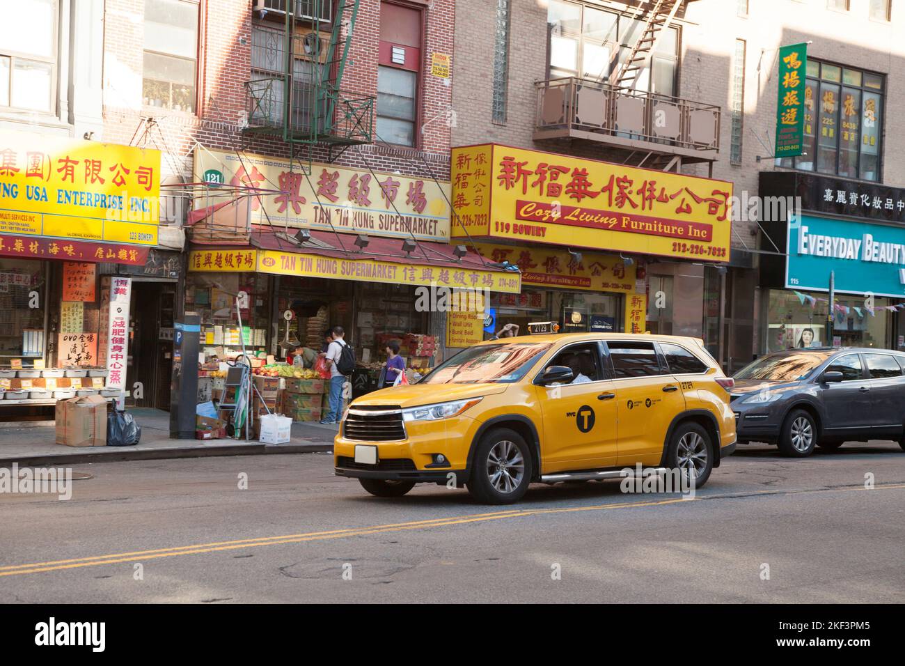 New york city street scene taxi store hi-res stock photography and ...