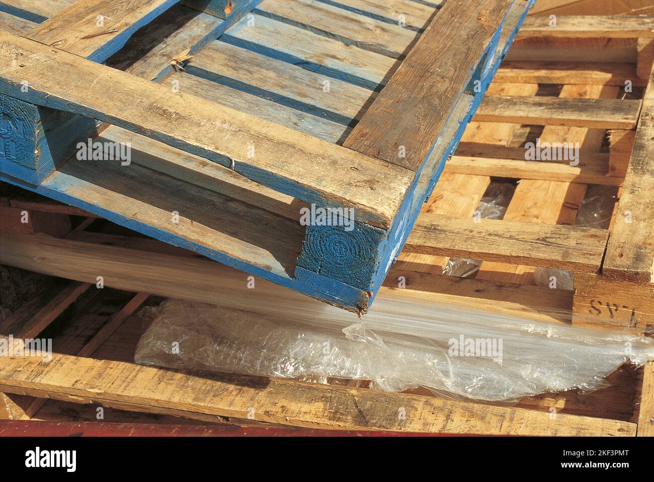 Reused pallet hi-res stock photography and images - Alamy