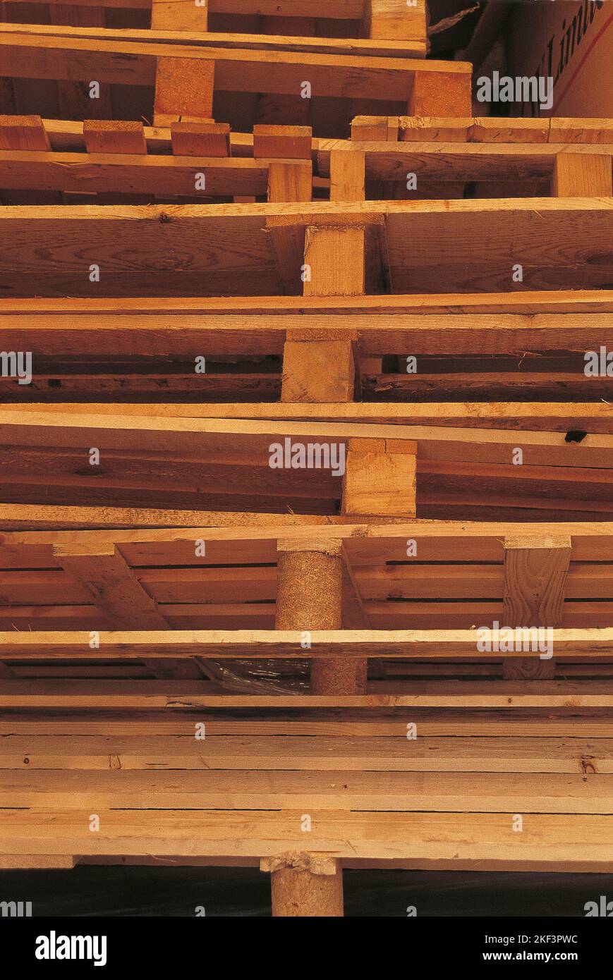 Wooden pallet tower hi-res stock photography and images - Alamy