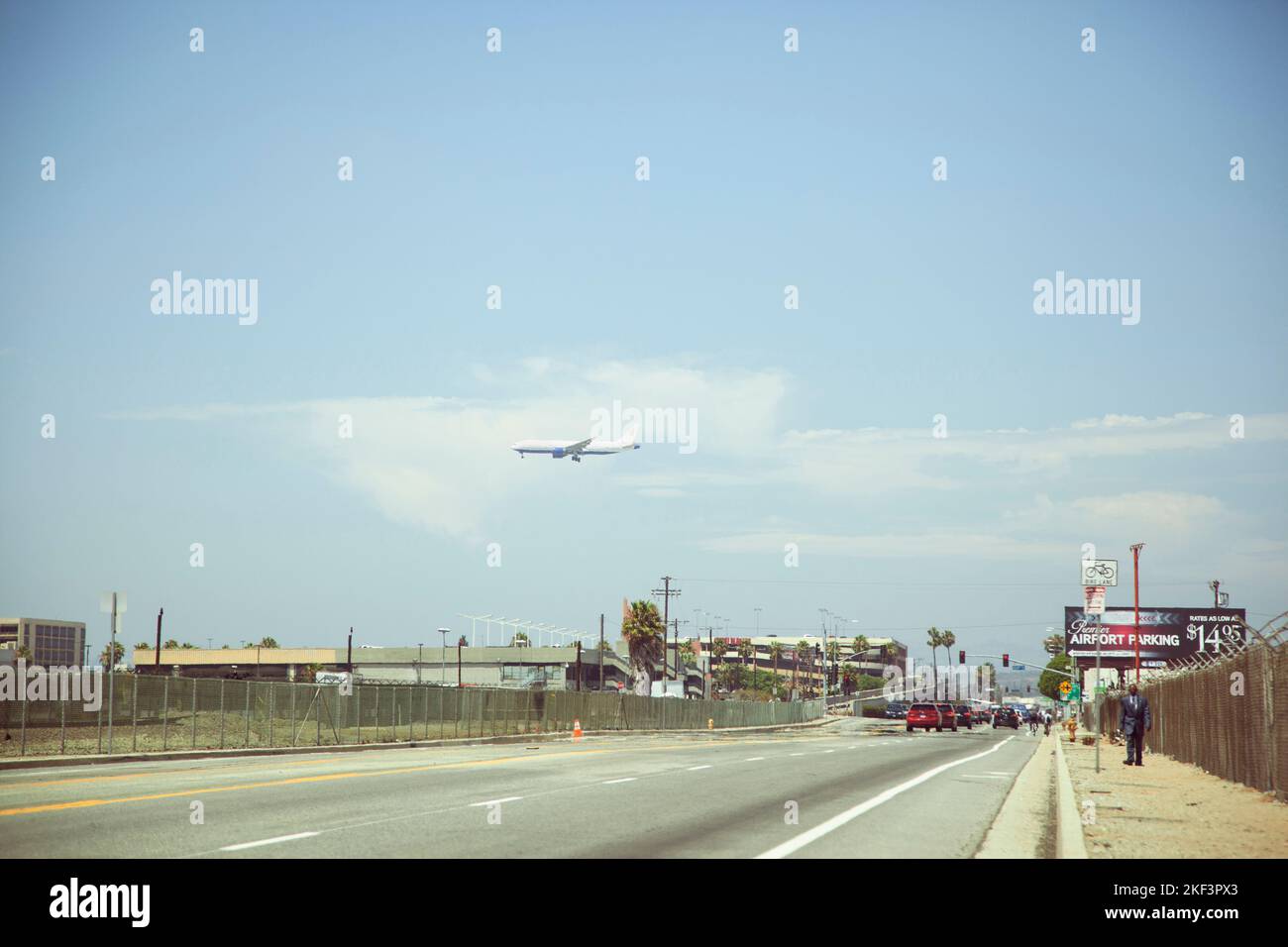 Aircraft flying over building hi-res stock photography and images - Alamy