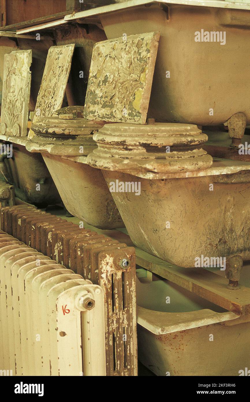 Cast iron bath production hi-res stock photography and images - Alamy