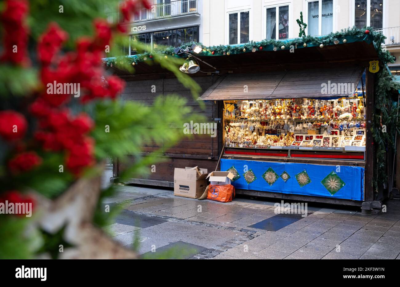 Munich, Germany. 16th Nov, 2022. Stalls for the Christkindlmarkt on ...