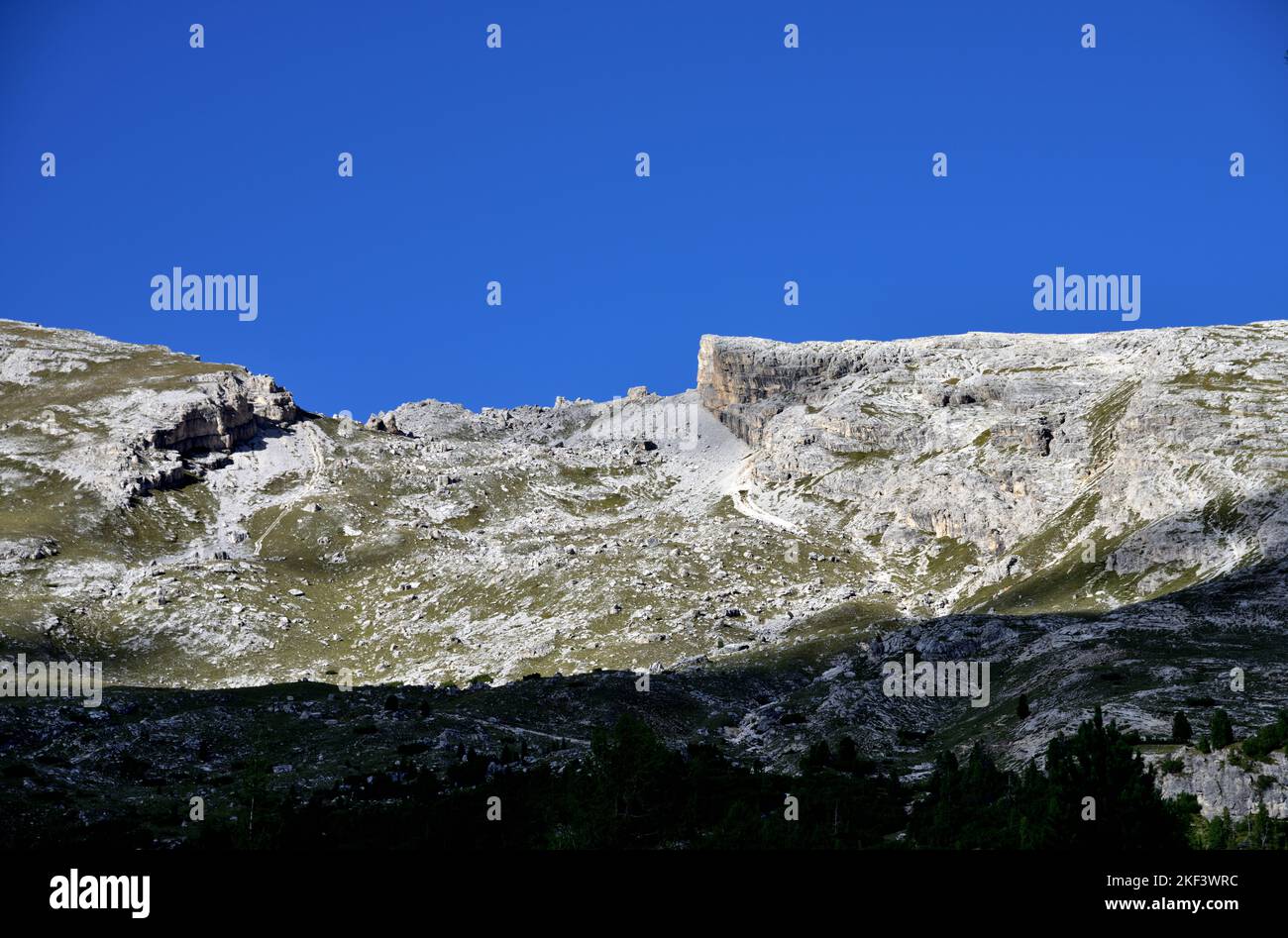 On the side of the Prato Piazza plateau, slabs of rock form the bases ...