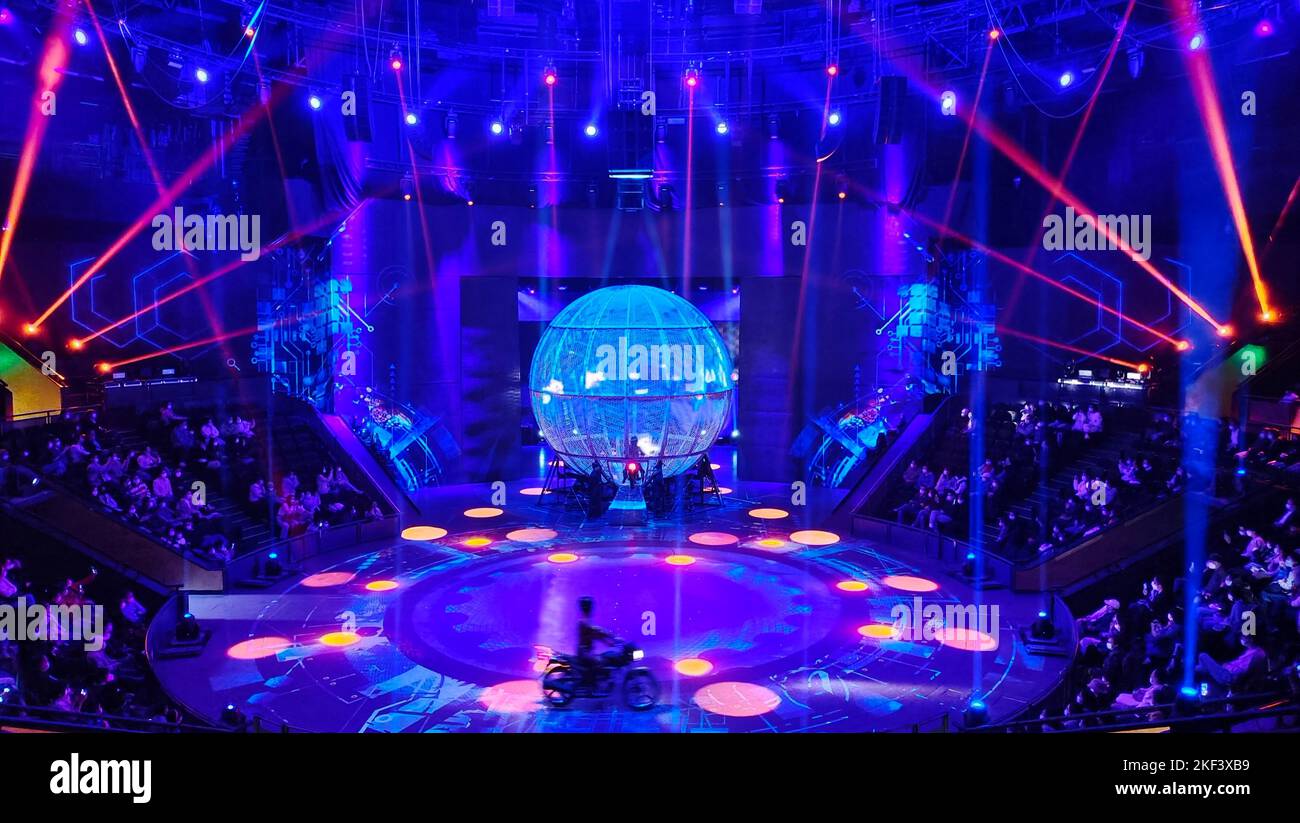 The acrobatics "ERA-Intersection of Time II" is performed in Shanghai ...