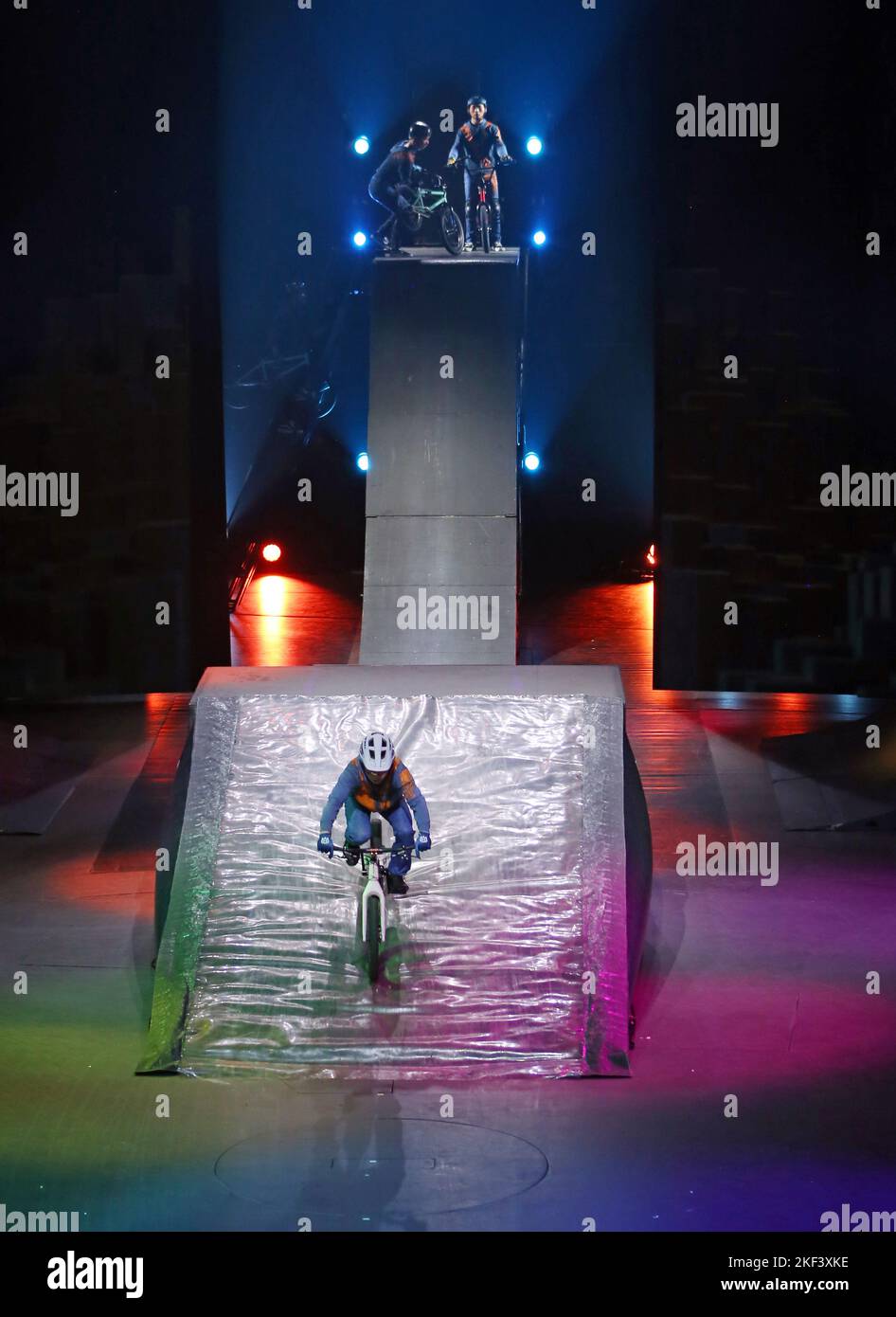 The acrobatics "ERA-Intersection of Time II" is performed in Shanghai ...