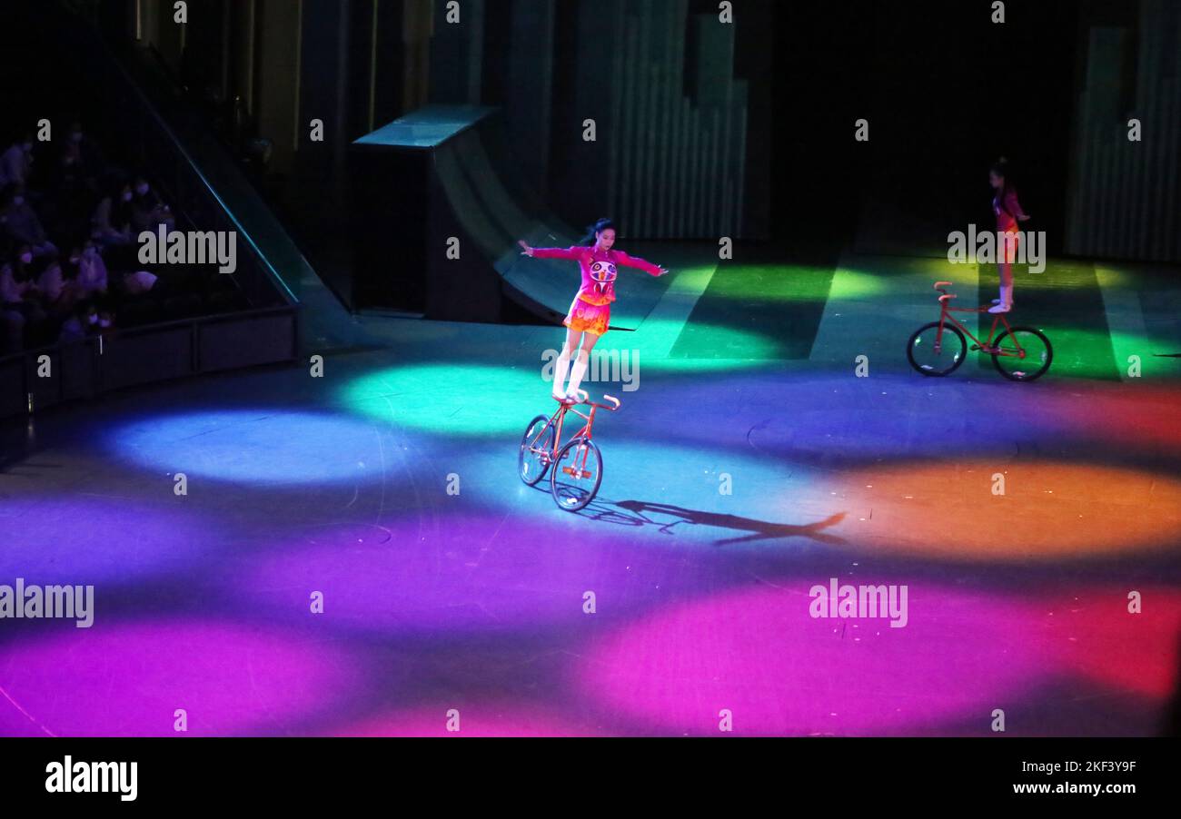 The acrobatics "ERA-Intersection of Time II" is performed in Shanghai ...