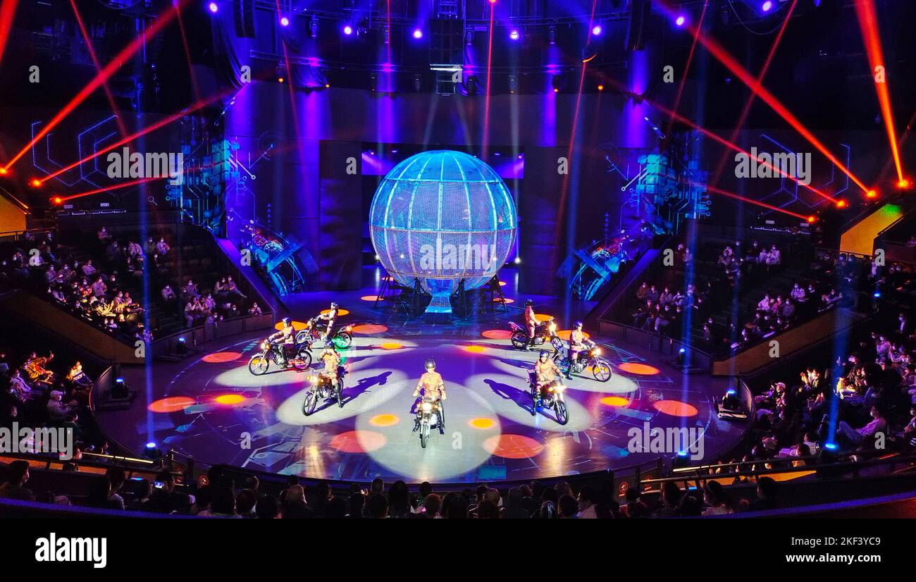 The acrobatics "ERA-Intersection of Time II" is performed in Shanghai ...