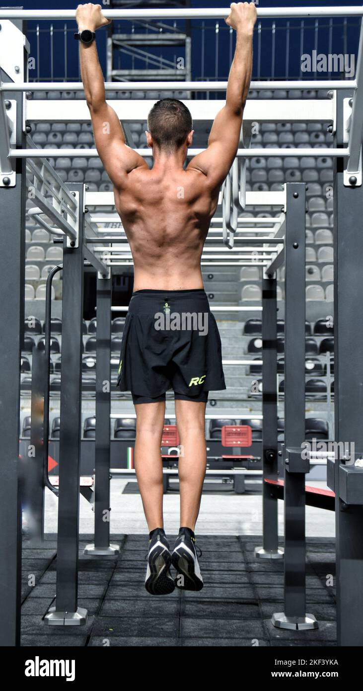 Guy pull ups on bar hi-res stock photography and images - Alamy