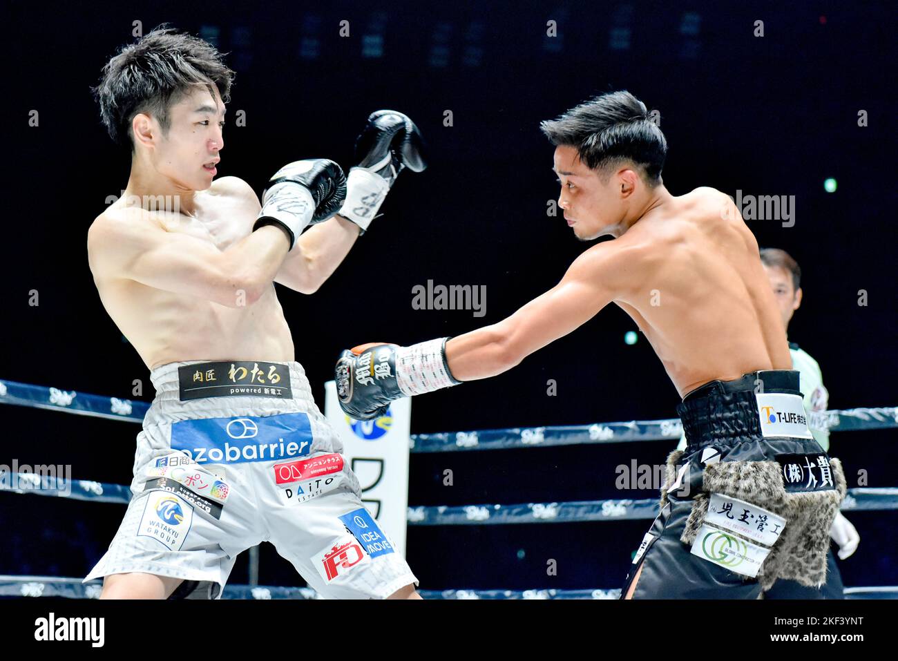 WBC light flyweight champion Kenshiro Teraji (white trunks) and WBA ...