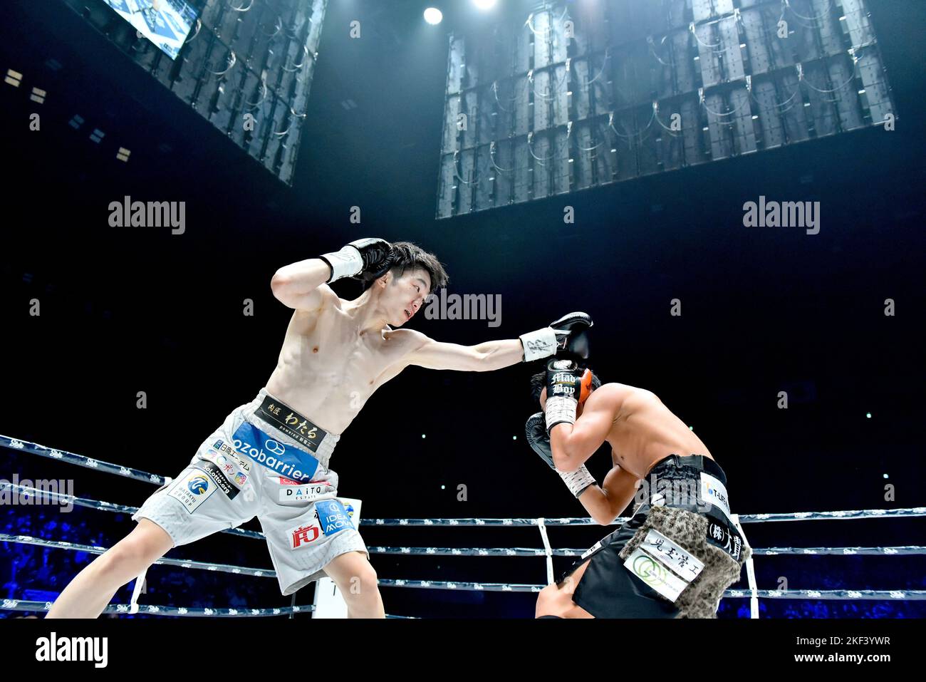 WBC light flyweight champion Kenshiro Teraji (white trunks) and WBA ...