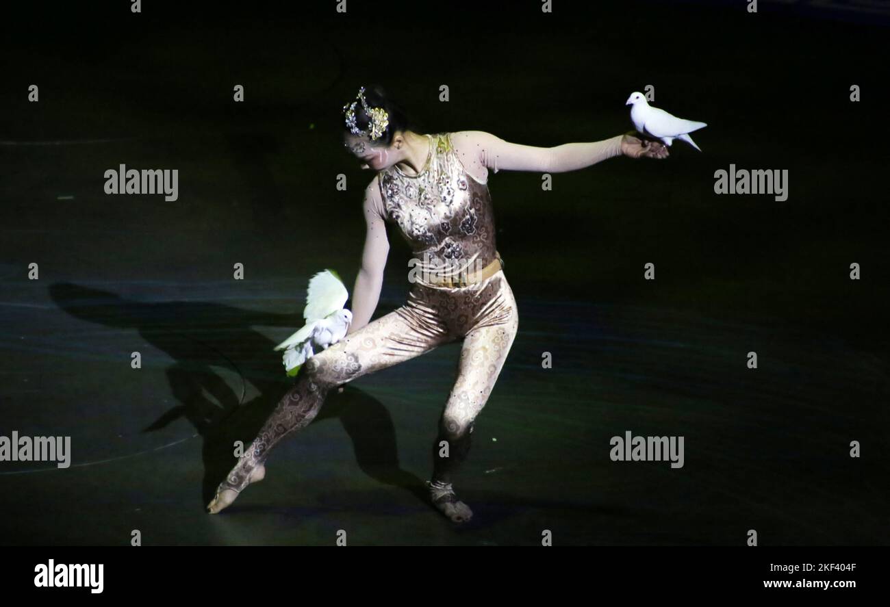 The acrobatics "ERA-Intersection of Time II" is performed in Shanghai ...