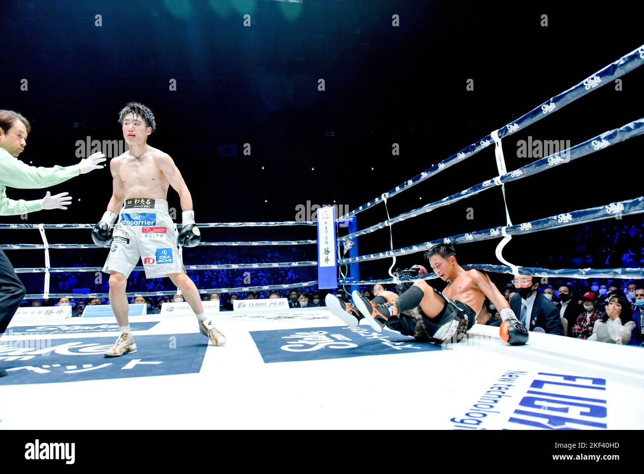 WBC light flyweight champion Kenshiro Teraji (white trunks) and WBA ...