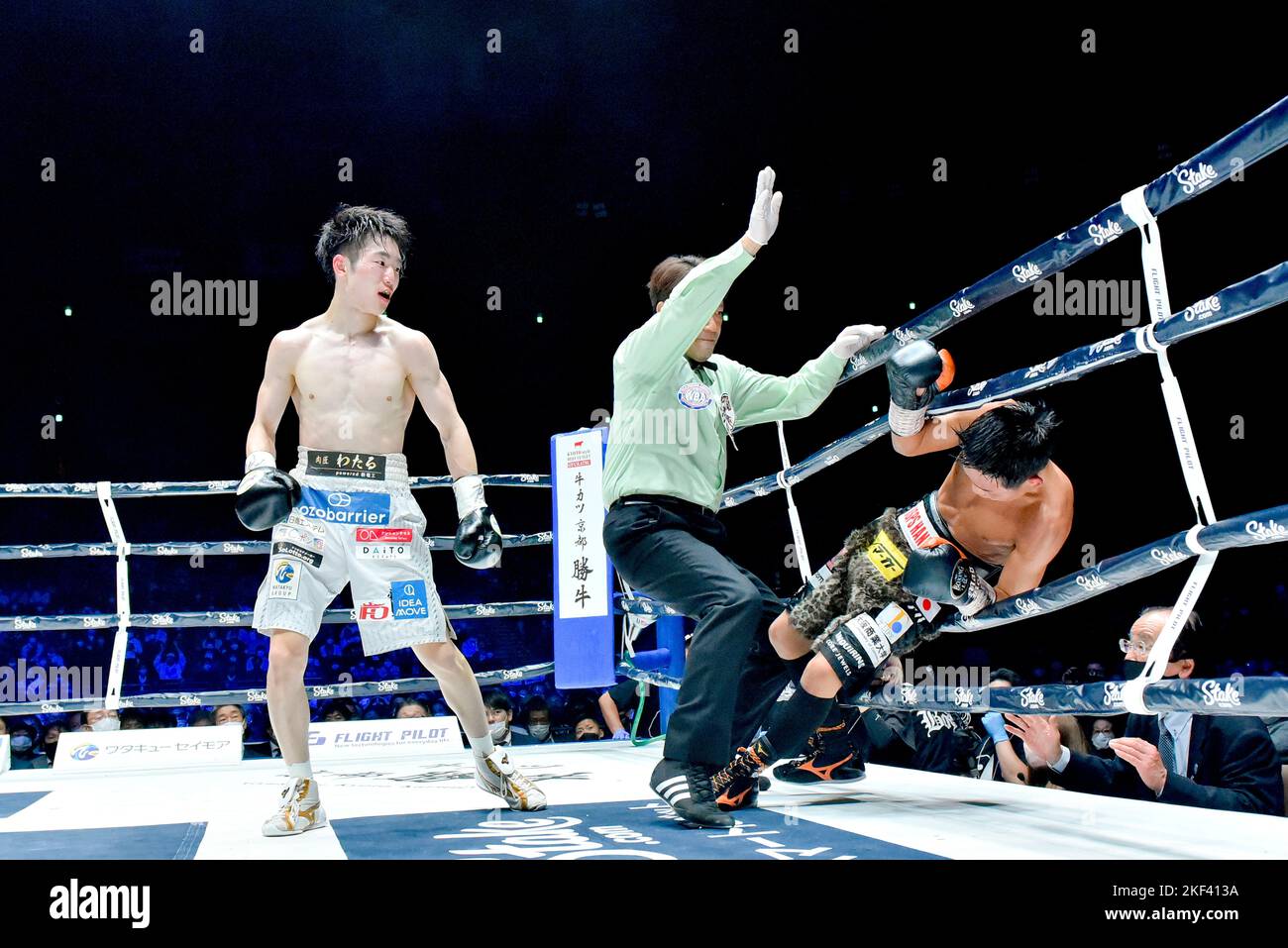 WBC light flyweight champion Kenshiro Teraji (white trunks) and WBA ...