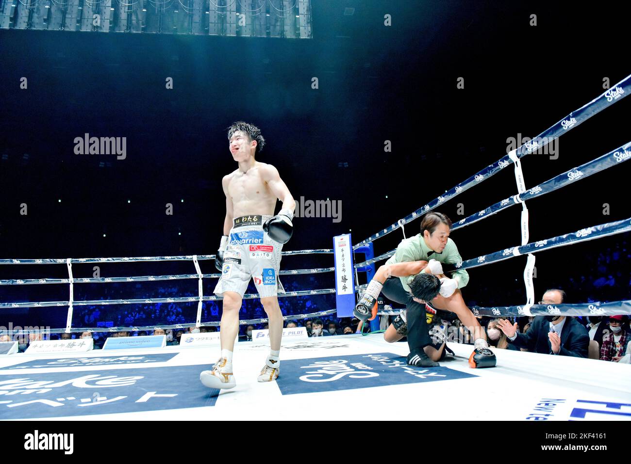 WBC light flyweight champion Kenshiro Teraji (white trunks) and WBA ...