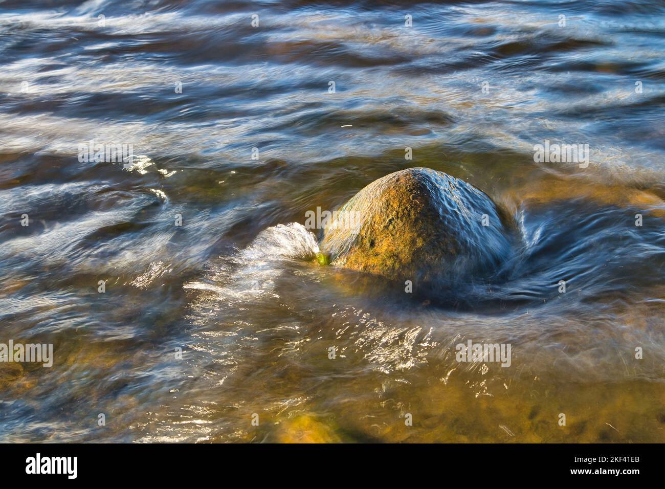 Splashing on rock hi-res stock photography and images - Alamy