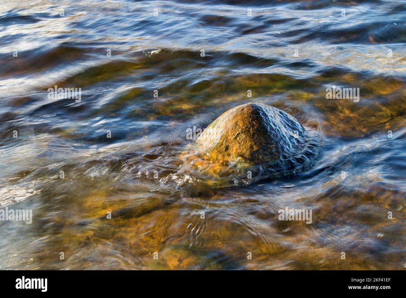 Splashing on rock hi-res stock photography and images - Alamy