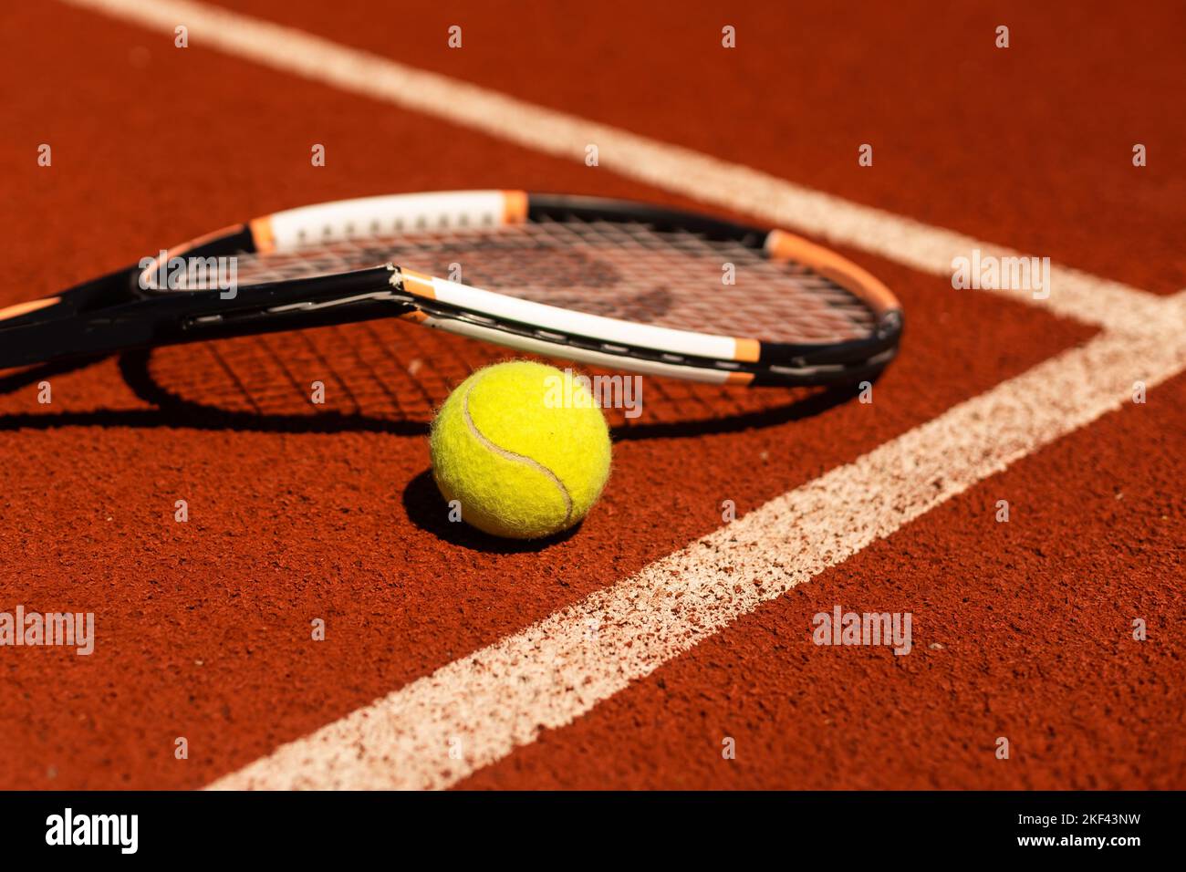 a broken tennis racket blue tennis court Stock Photo - Alamy