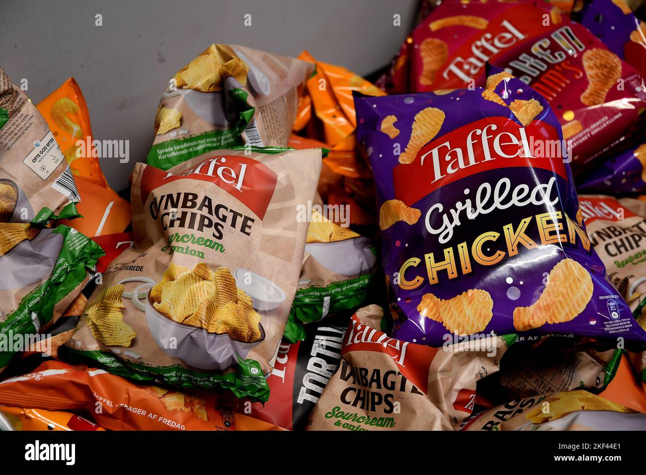 Taffel ovnbagte chipstaffel chi hi-res stock photography and images - Alamy