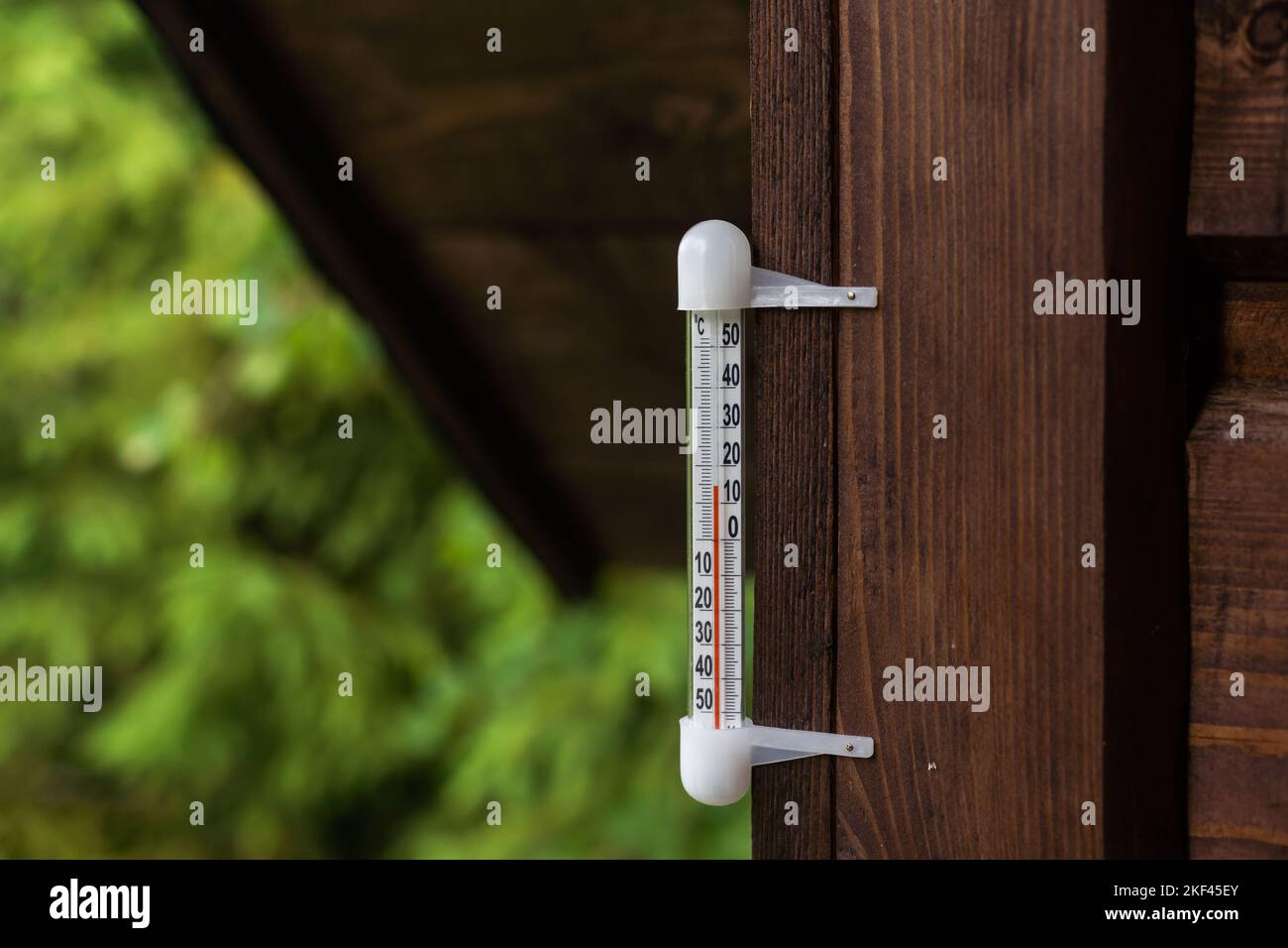 A THERMOMETER measures the air temperature Stock Photo - Alamy
